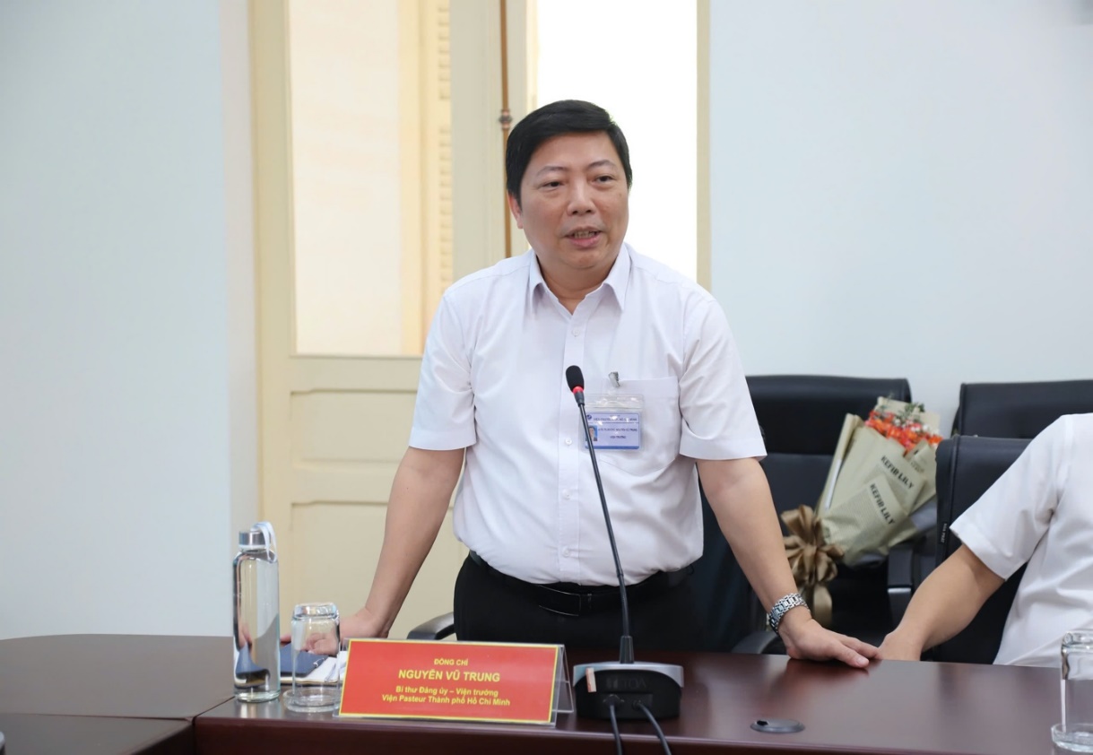 Đồng chí Đỗ Xuân Tuyên, Thứ trưởng Thường trực Bộ Y tế thăm và chúc mừng tập thể viên chức ...